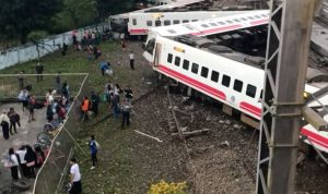 Taiwan: Puyuma Express overturns leaving passengers trapped - Dimsum Daily
