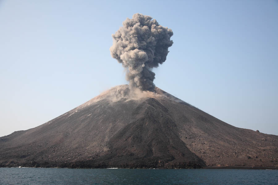 Breaking! Tsunami strikes the Sunda Strait region of Indonesia leaving ...