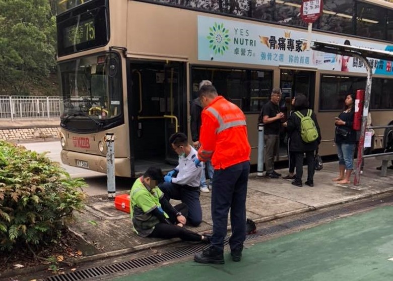 KMB Bus driver engages in fist fight with passenger near Fu Shin Estate ...