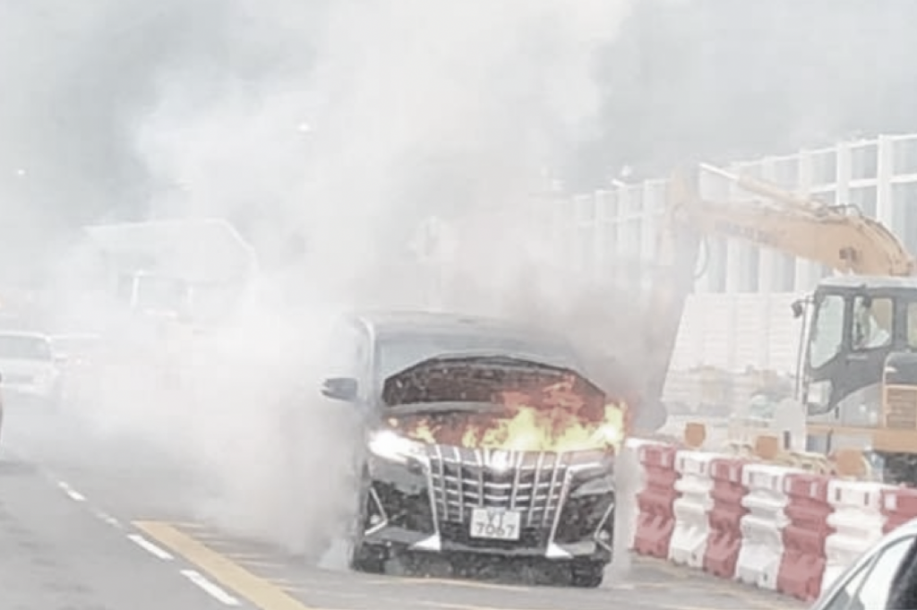 7-seater vehicle catches fire on Hiram's Highway near Marine Cove ...