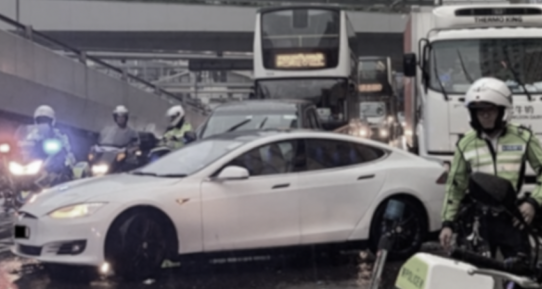 28 year old female driver of Tesla arrested for stopping her car ...