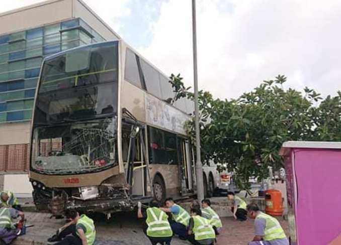 KMB Bus no.N368 nearly crashes into the sea after leaving Macau Ferry ...