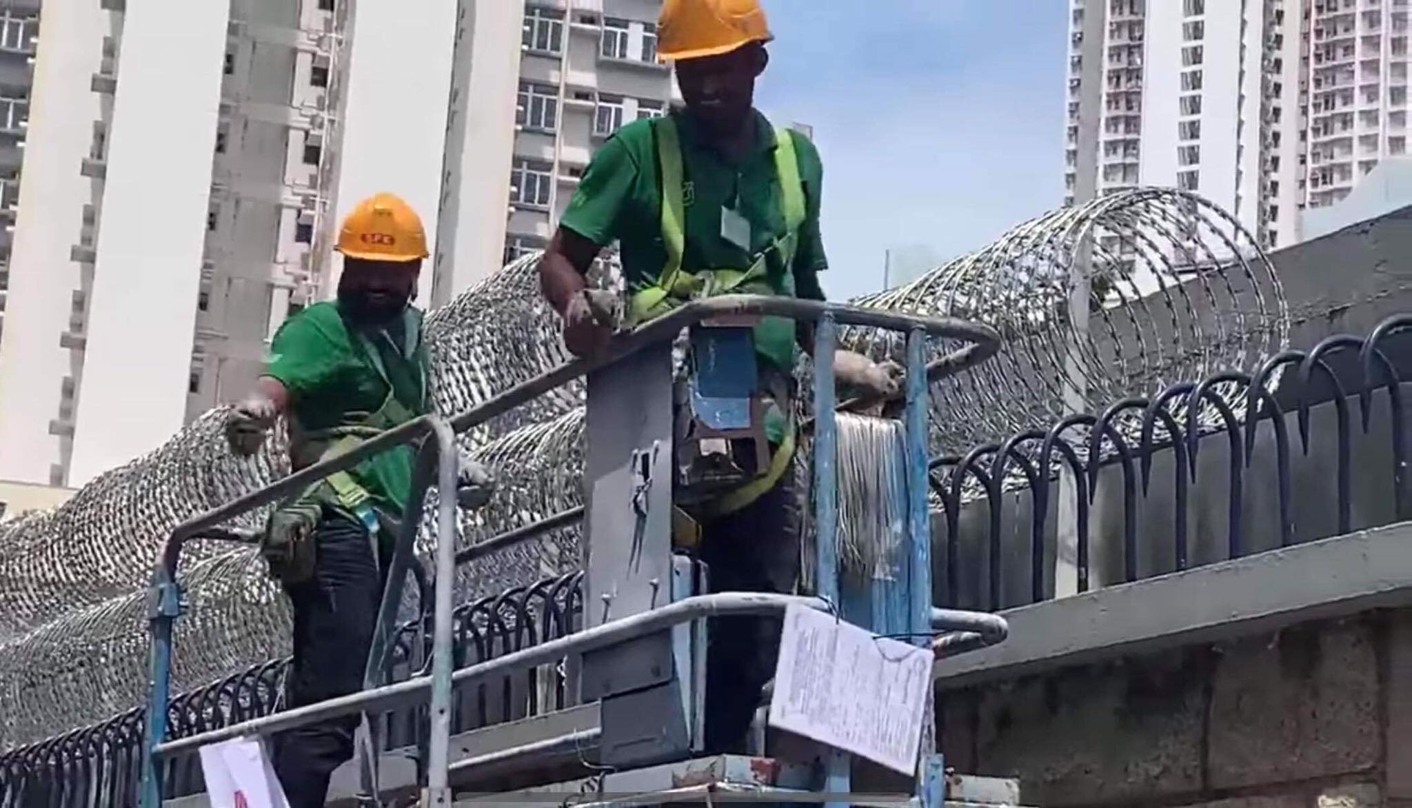Additional barbed wire installed above perimeter wall of Kwun Tong ...
