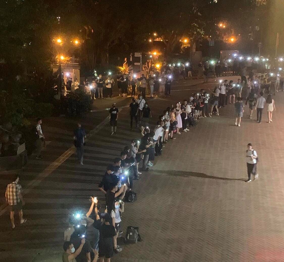 The Hong Kong Way human chain being formed along three MTR lines ...