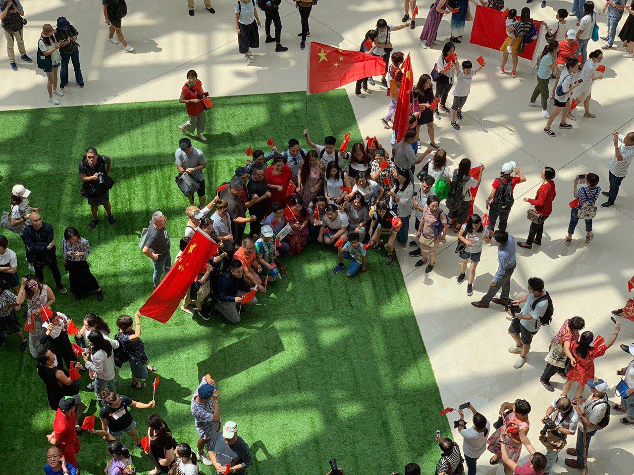 Flash mob Beijing supporters turn up at Olympian City to wave Chinese ...