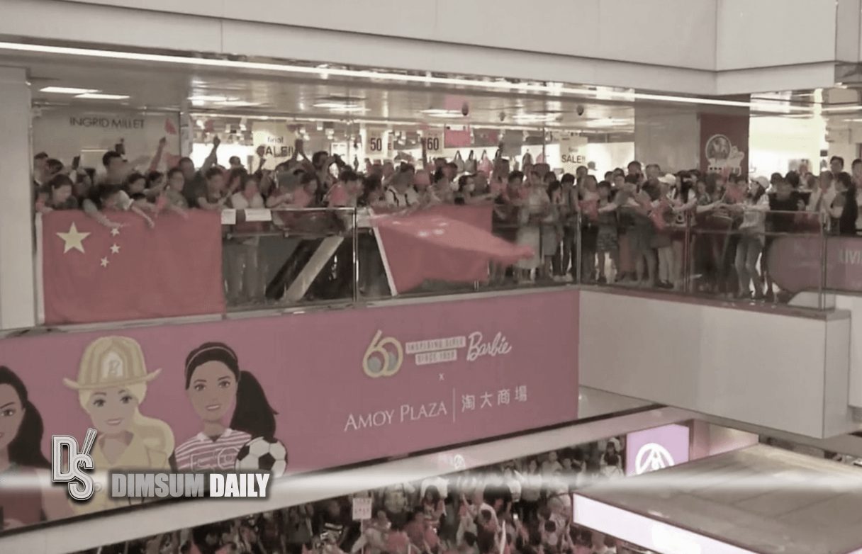 Hundreds gather at Amoy plaza to sing Chinese national anthem and wave ...