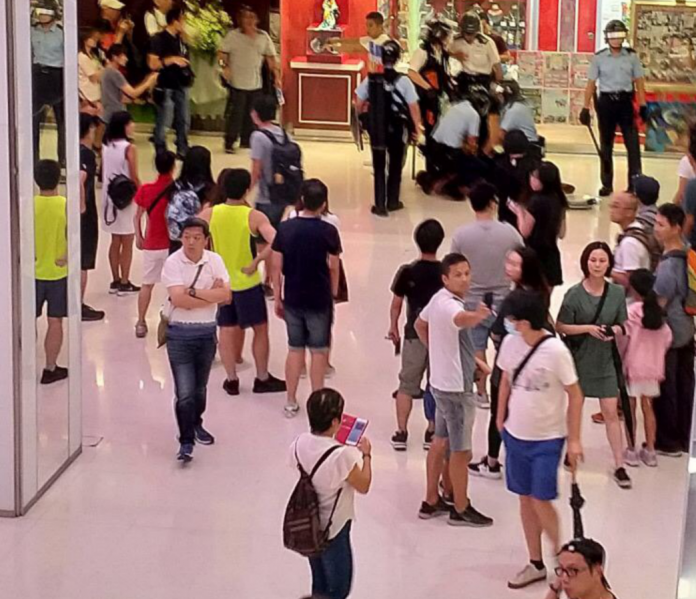 Hundreds gather at Amoy plaza to sing Chinese national anthem and wave ...