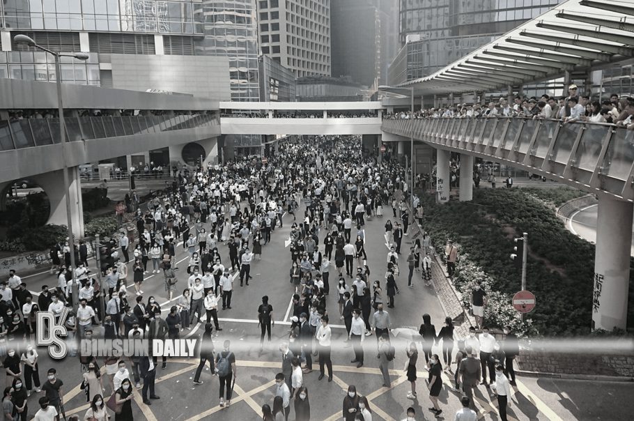 Hundreds of protesters gather in Central and set up barricades again ...