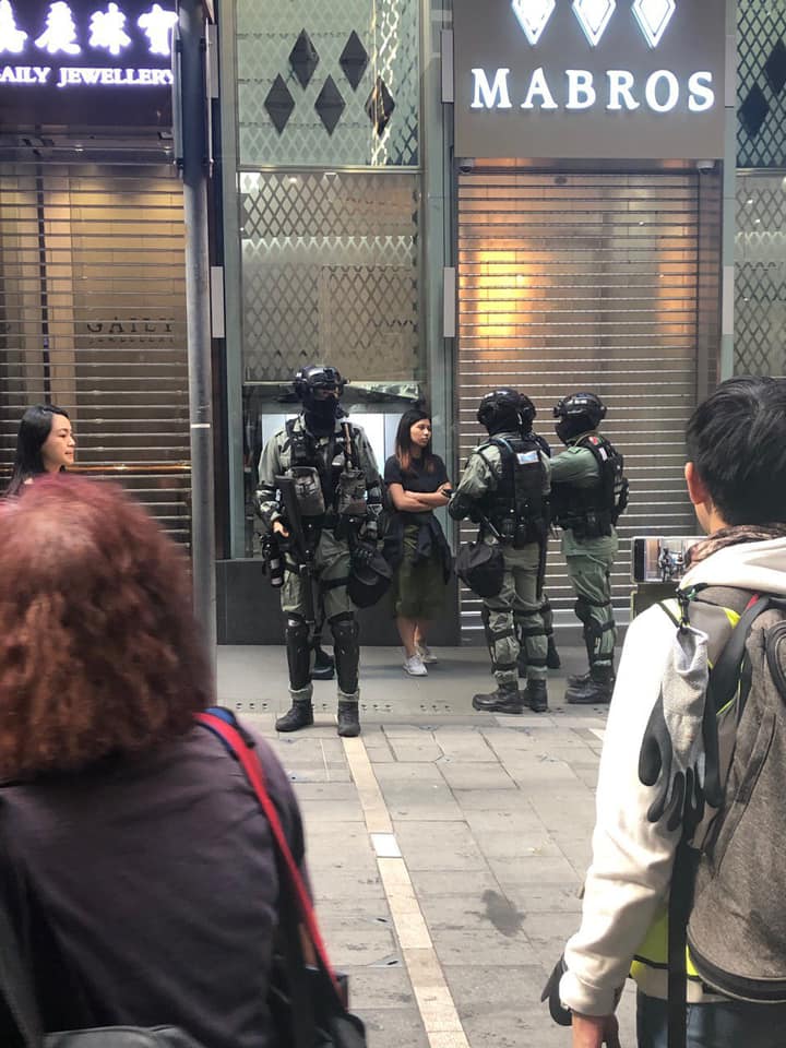 Hundreds of protesters gather in Central and set up barricades again ...