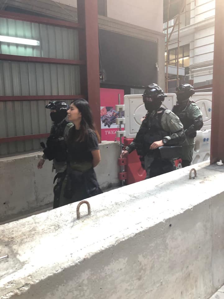 Hundreds of protesters gather in Central and set up barricades again ...