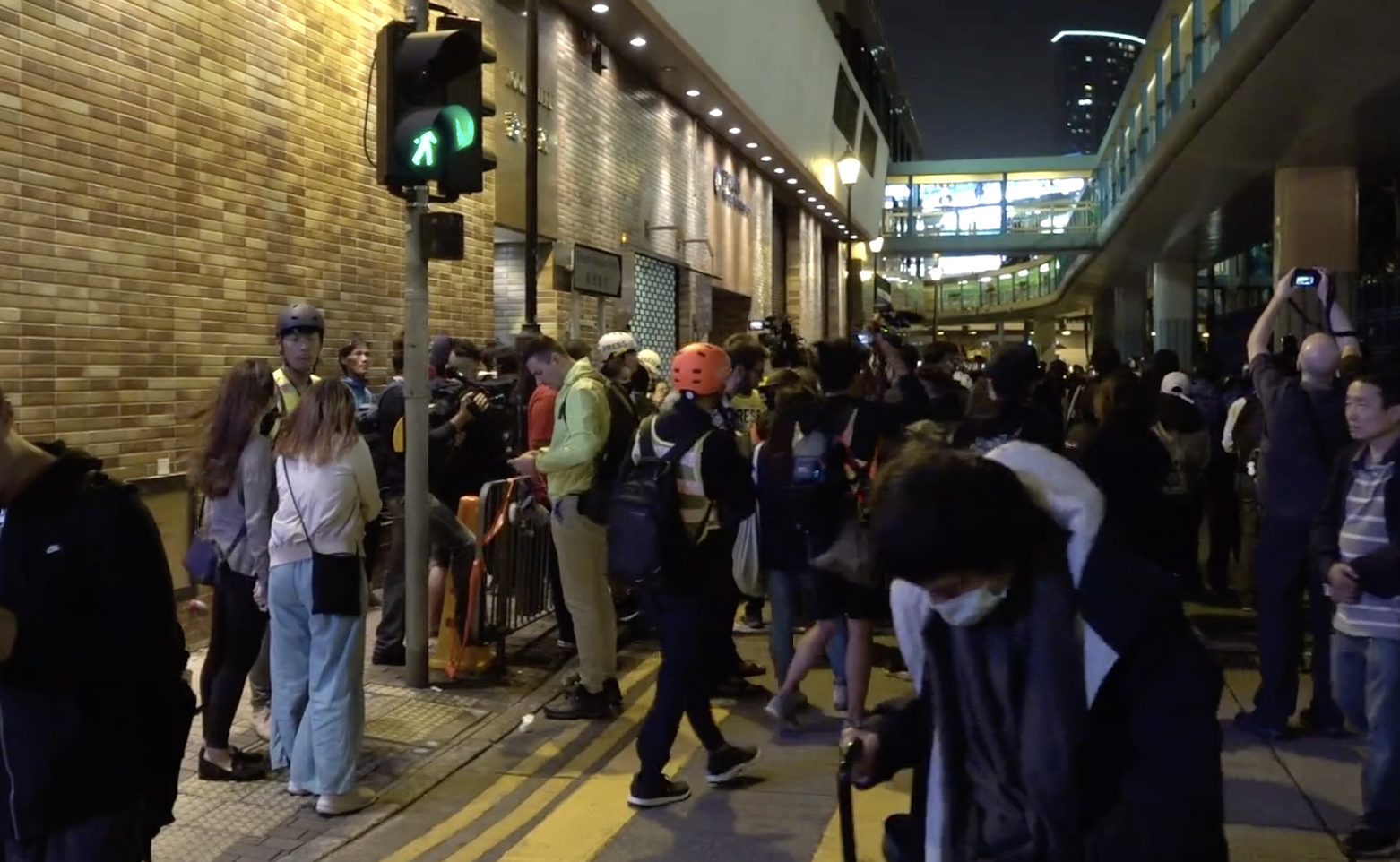 Over 1,000 people gather outside Poly U to show support, police to form ...