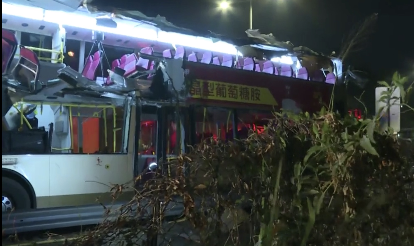 KMB bus no.978 crashes against a tree on Fanling Highway resulting in 6 ...