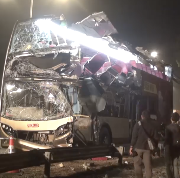 KMB bus no.978 crashes against a tree on Fanling Highway resulting in 6 ...