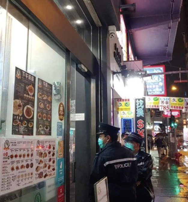 Police officers patrol restaurants/bars in TST, Wan Chai and Prince ...