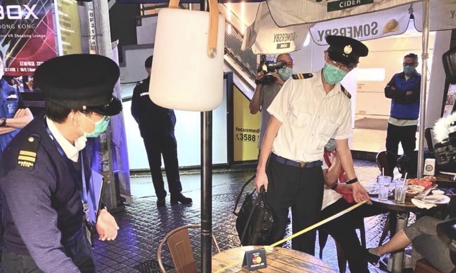 Police officers patrol restaurants/bars in TST, Wan Chai and Prince ...