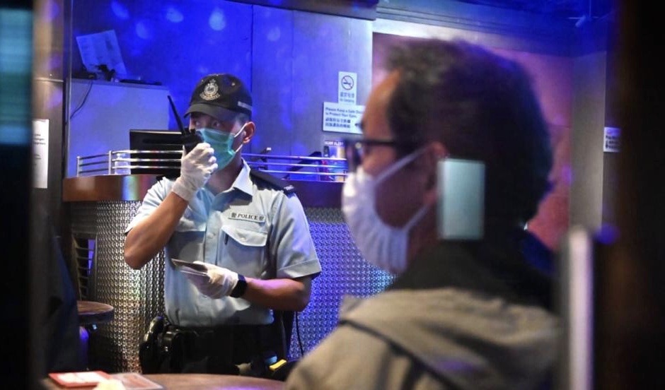 Police officers patrol restaurants/bars in TST, Wan Chai and Prince ...
