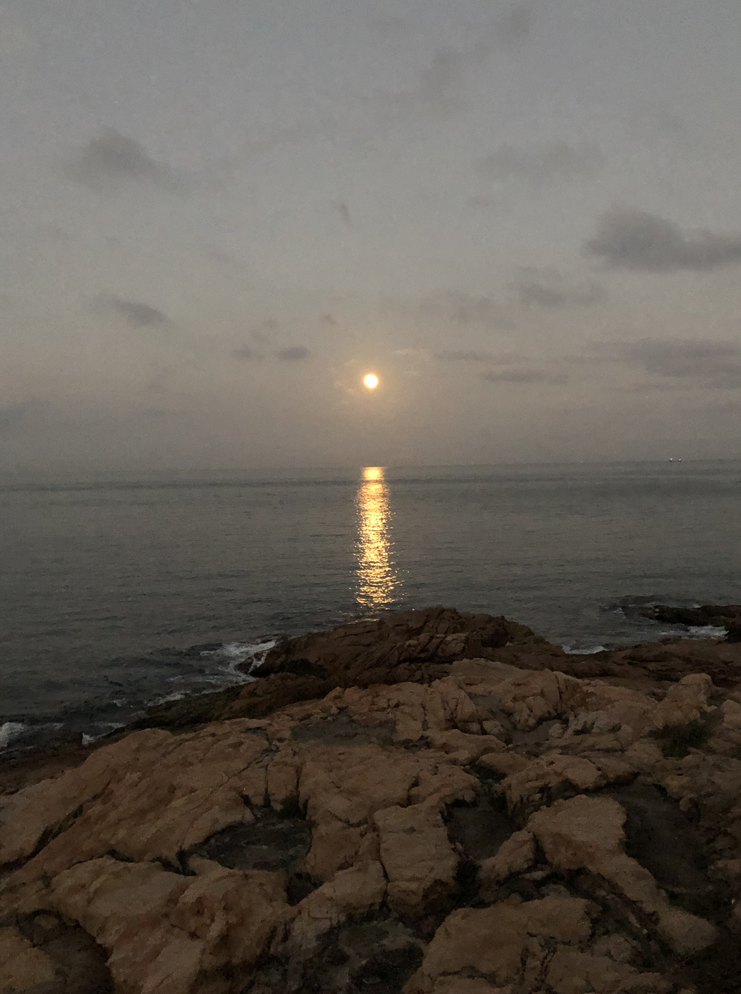 Last Supermoon for 2020 appears this evening in Hong Kong through ...