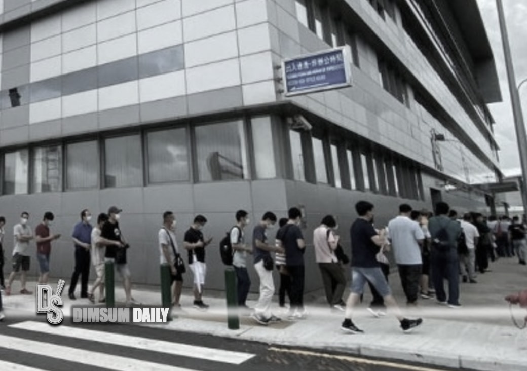Many queue at Pac On Immigration Department Office Building in Macau to ...