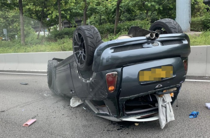 Mini cooper crashes with tour bus on Kwai Chung Road and overturns ...