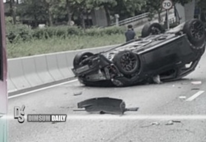 Mini cooper crashes with tour bus on Kwai Chung Road and overturns ...