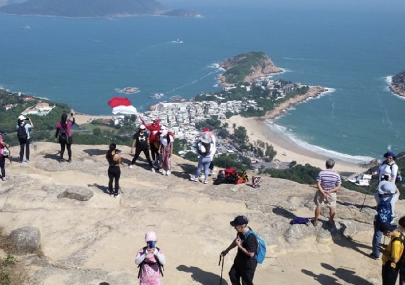Overenthusiastic hiker performs aerial yoga on crowded hiking trail ...