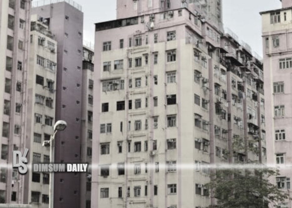 Three men smash door of unit at Cheong Wang Mansion in Mong Kok before ...