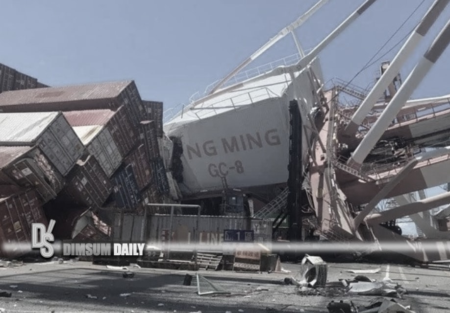 Video shows massive container crane collapse at Kaohsiung port, 1 ...