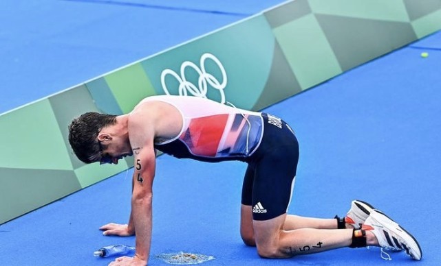 Triathlete vomits and collapses after winning gold medal in Tokyo ...