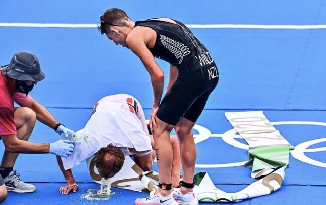 Triathlete vomits and collapses after winning gold medal in Tokyo ...