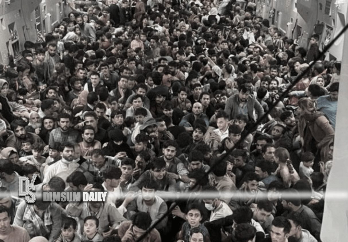 Striking image on U.S. military cargo plane captures Kabul exodus ...