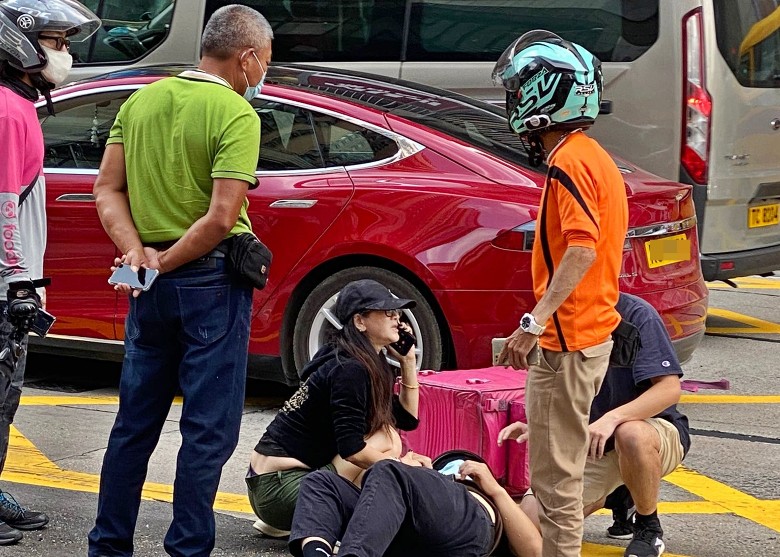 Two takeaway motorcyclist hit by Tesla car in Yuen Long - Dimsum Daily