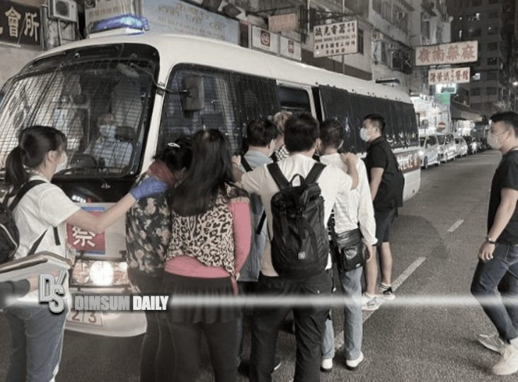 2 illegal gambling dens raided in Mong Kok, 13 arrested - Dimsum Daily