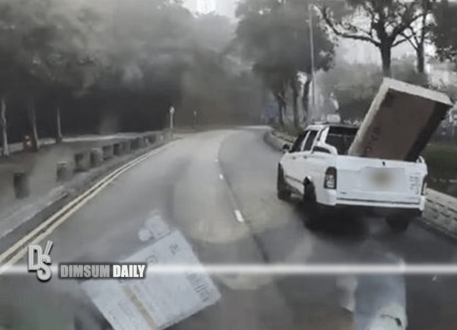75-inch LED TV falls from moving pickup truck in Tseung Kwan O - Dimsum ...
