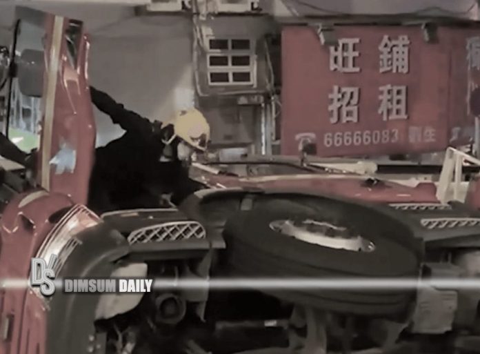 Fire engine overturns in Macao, firefighters climb out from vehicle ...