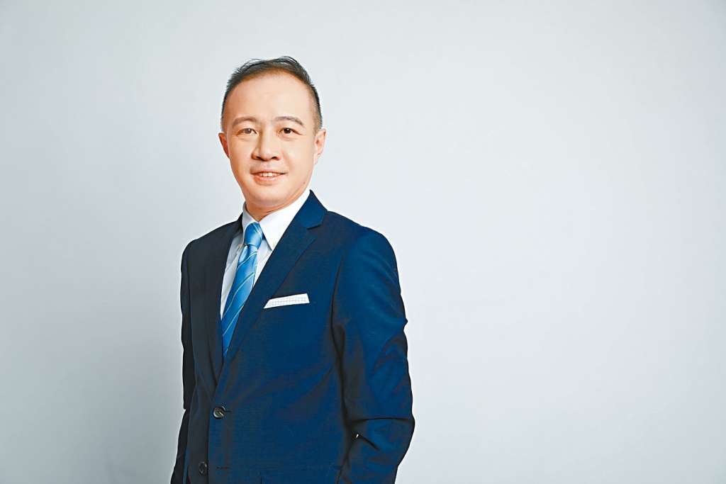 3 Legislative Councillors and a consultant in brief contact with ...