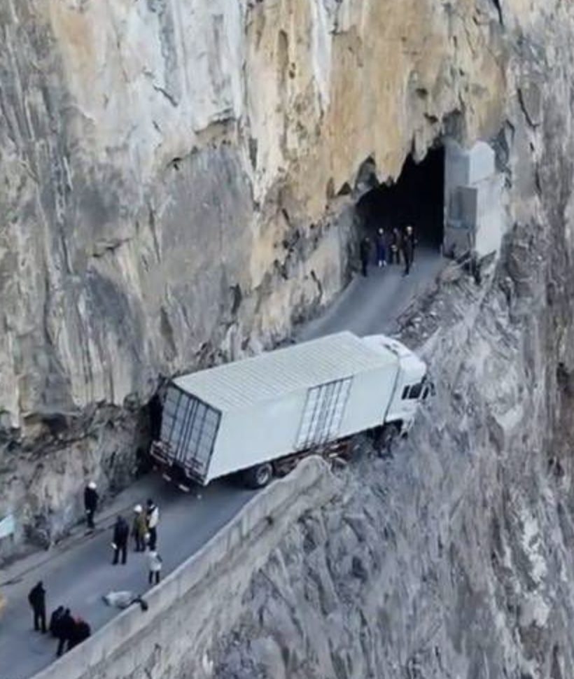 Container truck nearly falls off cliff in Shanxi due to erroneous GPS ...