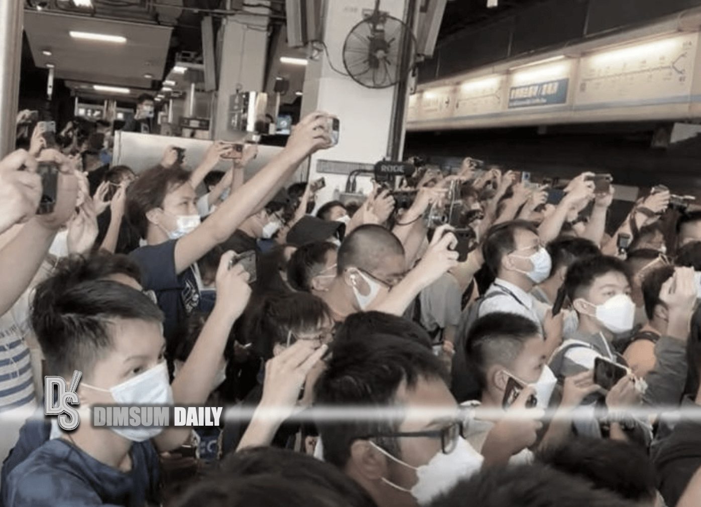 Fans storm MTR Hung Hom Station to take the last 12-car Mid-Life ...