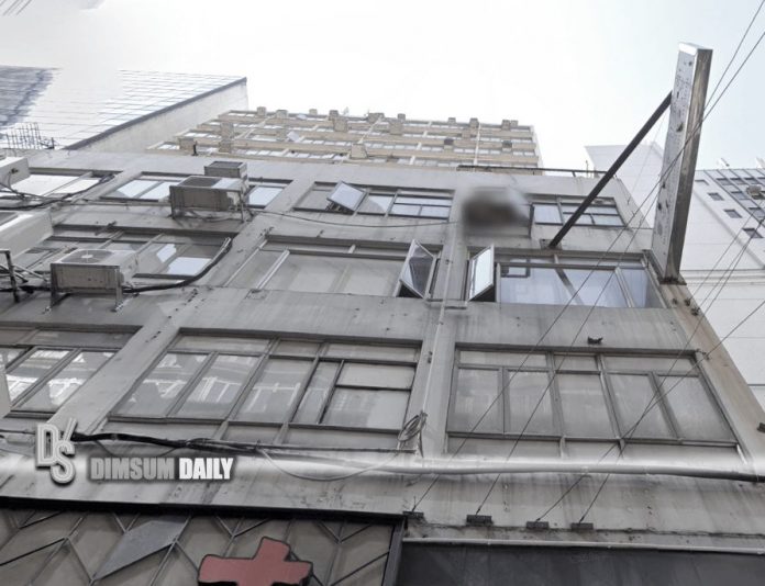 Man clings to air-conditioner for 30 minutes to prevent it from falling ...