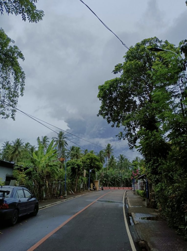 Philippines raises alert level at volcano southeast of Manila - Dimsum ...