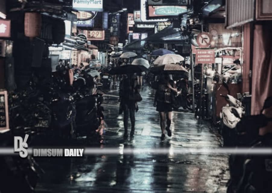 Amber Rainstorm Warning issued at 7.35pm, rain is particularly heavy in ...