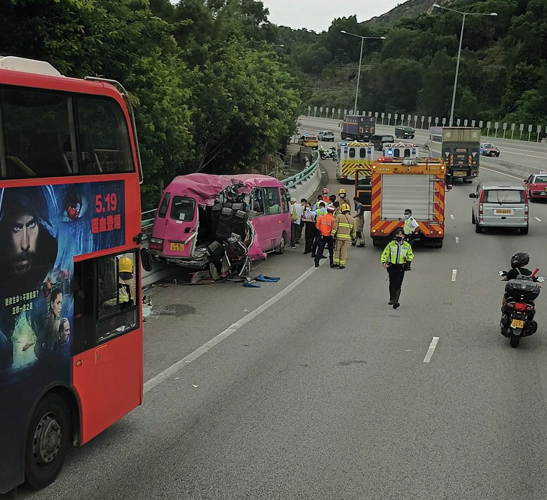 KMB bus and minibus collide on Tuen Mun Road, multiple injuries and one ...