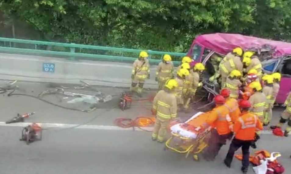 KMB bus and minibus collide on Tuen Mun Road, multiple injuries and one ...