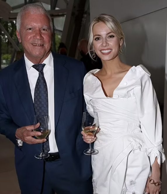 Girlfriend of 71-year-old power art dealer, 27-year-old Anna Weyant ...