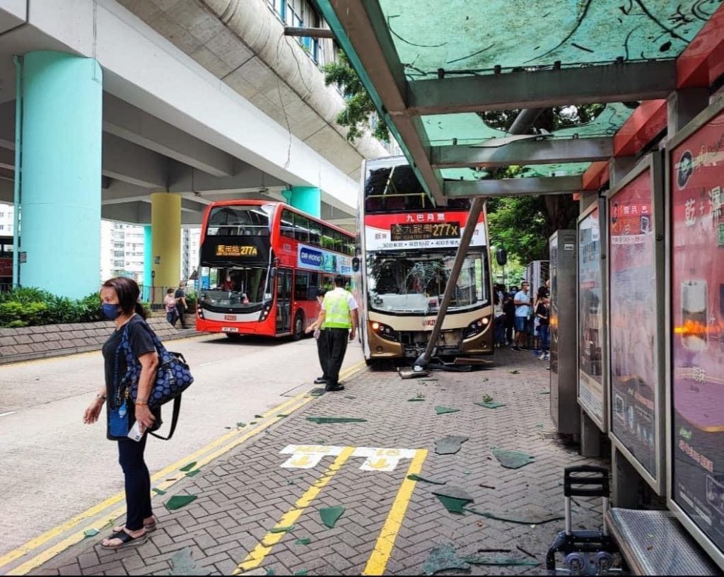 KMB bus crashes into lamppost in Wong Tai Sin, at least 12 people ...