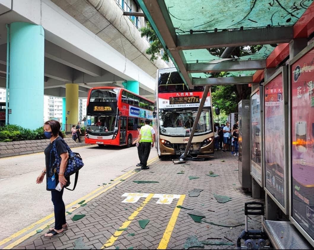 KMB bus crashes into lamppost in Wong Tai Sin, at least 12 people ...