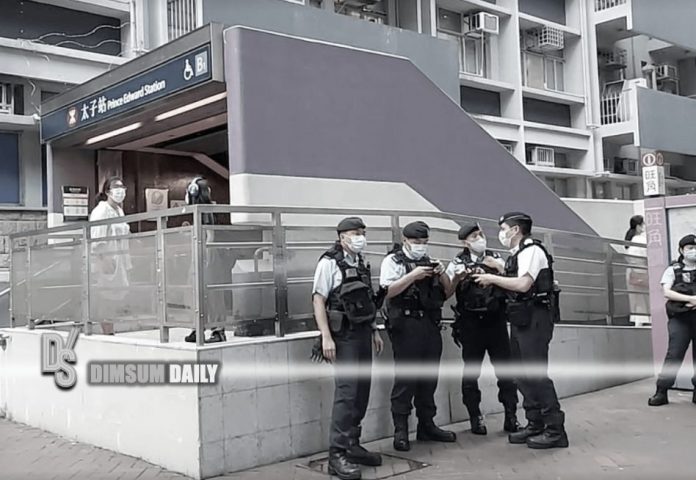 Police officers intercept suspicious persons at MTR Prince Edward ...