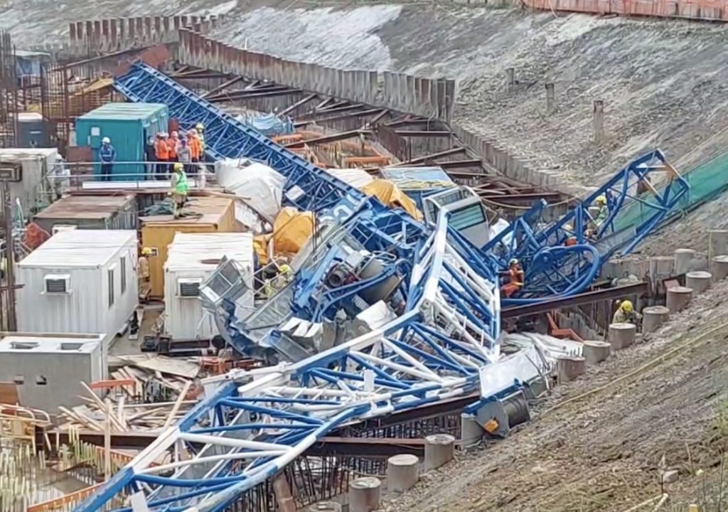 Tower crane collapses and hits several container offices in Sau Mau ...