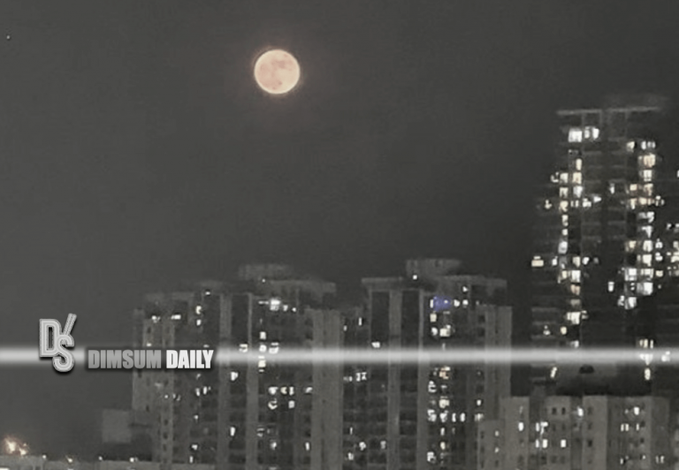 Orange moon spotted by netizens in multiple districts - Dimsum Daily