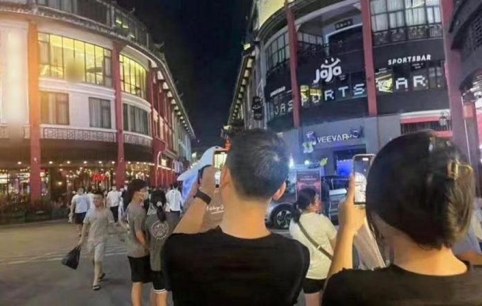 Crowd Cheers While Couple Having Sex At Hotel Window In Huizhou During 1219