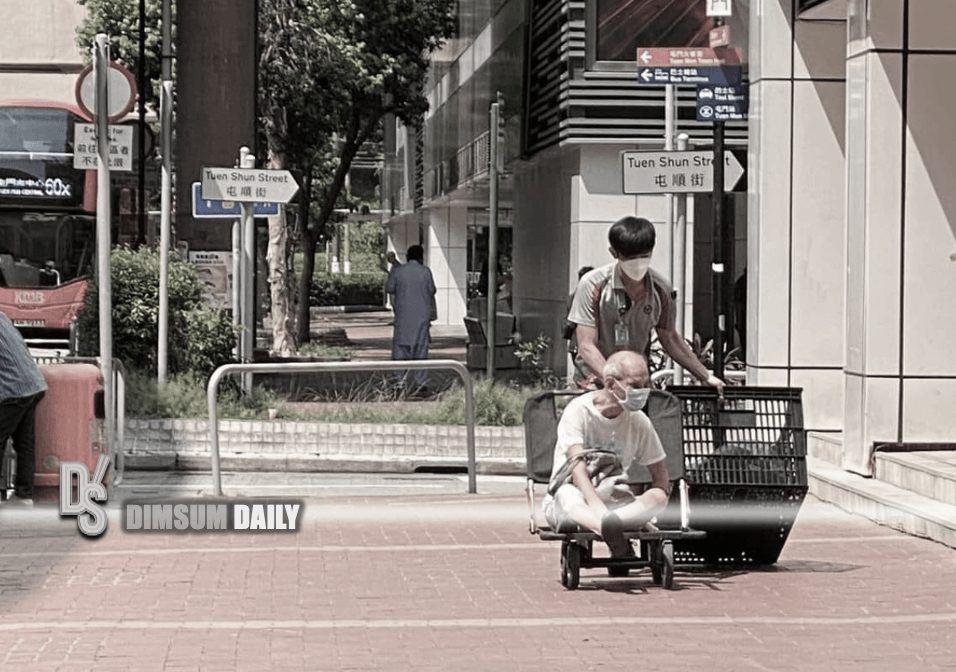 SF Express courier commended by netizens for pushing an injured elderly ...